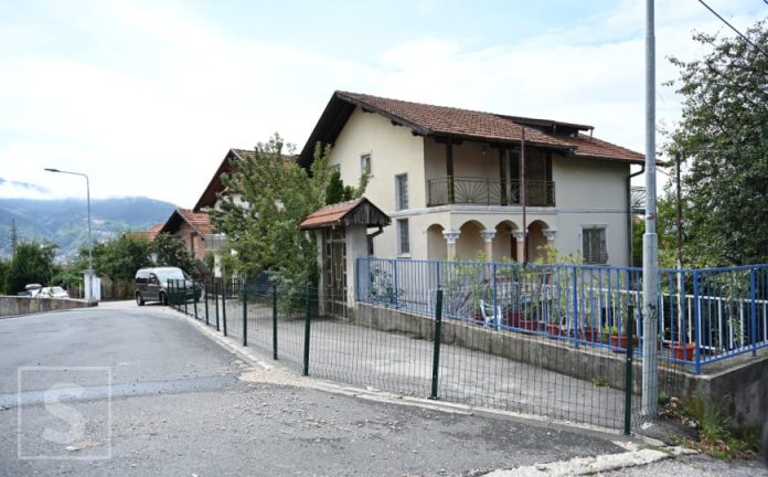 Stanari šokirani: Trotoar u Sarajevu pretvoren u privatni posjed ...